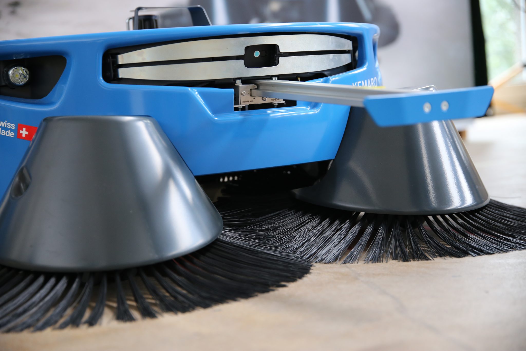 Autonomous cleaning robot with drylin linear guides | igus Press